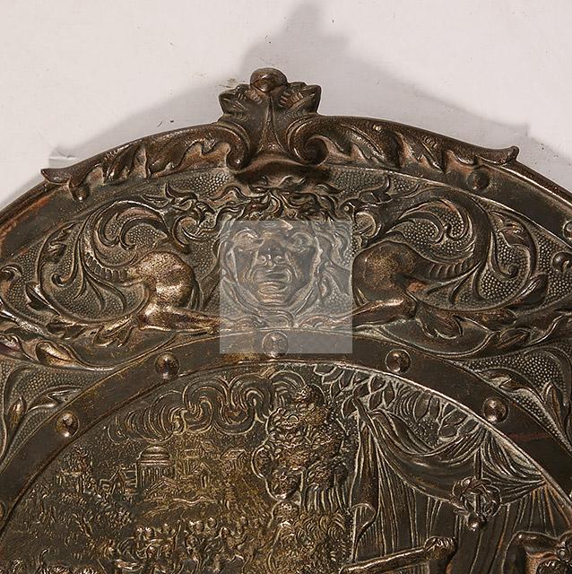 294 Ecu de forme piriforme en fonte de fer figurant l’enlévement de ...